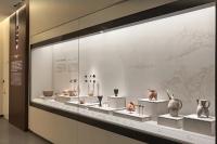 China Custom Museum Wall Display Case with Anti-UV Low-Iron Glass Fully Sealed Dust-proof Structure and Integrated Professional LED Lighting for sale