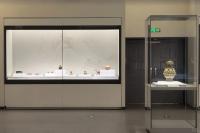 China Custom Museum Wall Display Case with Anti-UV Low-Iron Glass Fully Sealed Dust-proof Structure and Integrated Professional LED Lighting for sale