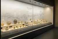 China Sealed Museum Wall Vitrine with Anti-UV Low-Iron Glass and Adjustable LED Lighting for Artifact Display for sale