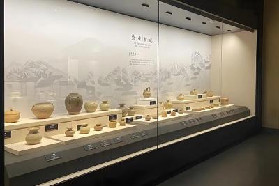 China Sealed Museum Wall Vitrine with Anti-UV Low-Iron Glass and Adjustable LED Lighting for Artifact Display for sale
