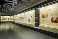 China Sealed Museum Wall Vitrine with Anti-UV Low-Iron Glass and Adjustable LED Lighting for Artifact Display for sale