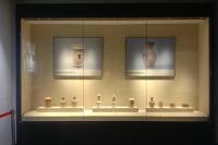 China Museum Wall Vitrine with Anti-UV Low-Iron Glass and Sealed Dust-Proof Cabinet for Multi-Height Pottery Display for sale