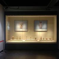 China Museum Wall Vitrine with Anti-UV Low-Iron Glass and Sealed Dust-Proof Cabinet for Multi-Height Pottery Display for sale