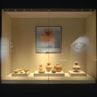 China Museum Wall Vitrine with Anti-UV Low-Iron Glass and Sealed Dust-Proof Cabinet for Multi-Height Pottery Display for sale