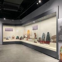 China L-Shape Corner Museum Wall Display Case with Seamless Modular Splicing, Anti-UV Low-Iron Glass, and Built-in LED Lighting for sale