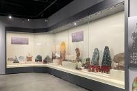 China L-Shape Corner Museum Wall Display Case with Seamless Modular Splicing, Anti-UV Low-Iron Glass, and Built-in LED Lighting for sale
