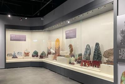 China L-Shape Corner Museum Wall Display Case with Seamless Modular Splicing, Anti-UV Low-Iron Glass, and Built-in LED Lighting for sale