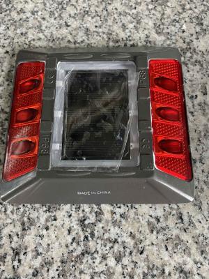 China Solar Panel Aluminium Road Stud Light Cat Eye Reflective Road Pavement for sale
