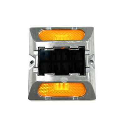 China 40T Loading Bear Solar Road Stud with IP 68 Waterproof Rating and 122*110*22.5mm Size for Traffic Safety for sale