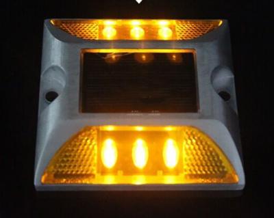 China Flashing LED Solar Road Stud with Pin for Enhanced Traffic Safety and Visibility for sale
