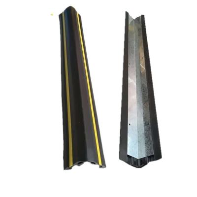 China Rubber Corner Guard Road Barrier Reinforced with Galvanized Steel Plate for Protection in Commercial Parking Areas for sale