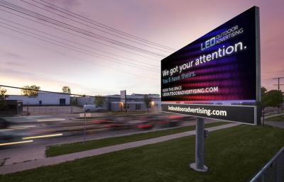 China P8 Outdoor Full Color LED Billboard 8mm Pixel Pitch IP65 Waterproof 7000cd Brightness for sale