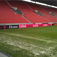 China P8 Outdoor Full Color Stadium Perimeter LED Display 6500 nits 15625 dots per sqm for sale