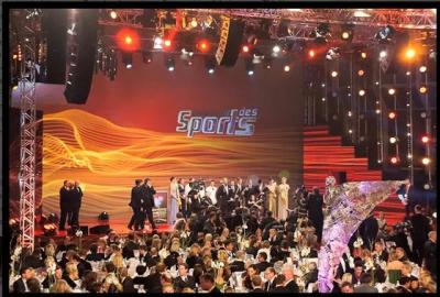 China P3.91 1500nits Stage Hanging Rental LED Video Wall SMD2121 500x500mm for sale