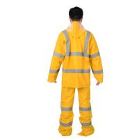 China Upgrade Your Fishing Gear with R102 PVC/Polyester/PVC Hooded Rain Suit All-Season Wear for sale