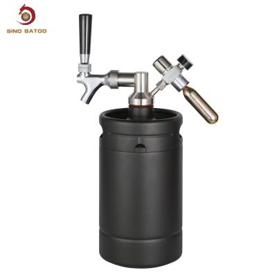 China 2L 64oz Vacuum Insulated Pressurized Mini Keg Beer Growler with CO2 Regulator for sale