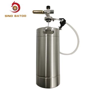 China 128oz 304 Stainless Steel Mini Keg Dispenser with CO2 Beer Tapping System for sale