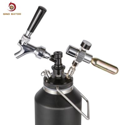 China 64oz SUS304 Double Wall Vacuum Insulated Beer Growler Dispenser with CO2 Kit 30 PSI for sale