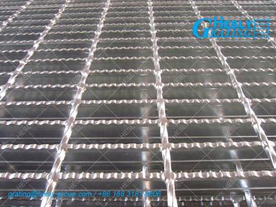 China 80μm galvanized coating Serrated Bar Welded Grating | Anti Skidding Grating | 40X5mm bearing bar | 30X100mm hole HESLY for sale