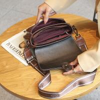 China Custom Logo Small Square Crossbody Cowhide Bag for Women Daily Use 20cm x 15cm for sale