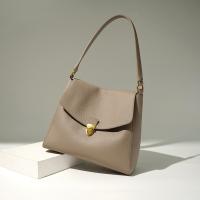 China Custom Logo Soft Pebbled Leather Women's Shoulder Bag for Daily Life 30x20x10 cm for sale