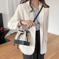 China Women's Fashion Crossbody Bag Drawstring Pleated Bucket Handbag 25cm Shoulder Bag for sale