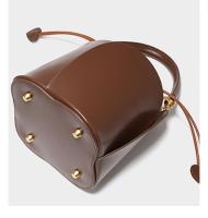 China Genuine Leather Drawstring Sling Crossbody Tote Bucket Bag for Daily Use Custom Logo OEM for sale
