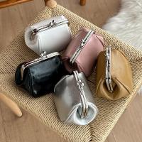 China Genuine Leather Mini Coin Purse Keychain Shoulder Bag with Detachable Chain Sling 20cm for sale