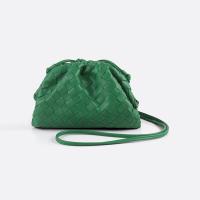 China Hand Woven Genuine Leather Cloud Bag Fashionable Design 30cm Daily Use Crossbody for sale