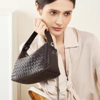 China Genuine Leather Woven Chain Shoulder Messenger Bag for Ladies 30cm x 20cm for sale
