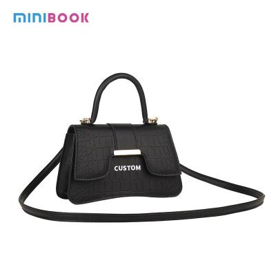 China Small Durable Chain Decoration Crossbody Messenger Bag for Women 20x15cm for sale