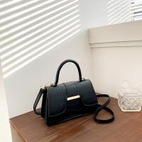 China Small Durable Chain Decoration Crossbody Messenger Bag for Women 20x15cm for sale