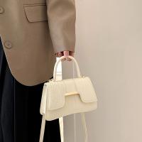 China Small Durable Chain Decoration Crossbody Messenger Bag for Women 20x15cm for sale