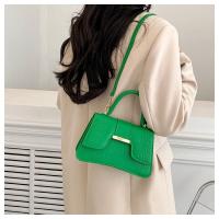 China Small Durable Chain Decoration Crossbody Messenger Bag for Women 20x15cm for sale