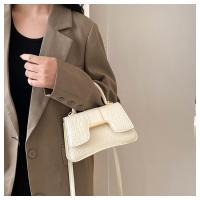 China Small Durable Chain Decoration Crossbody Messenger Bag for Women 20x15cm for sale