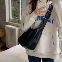 China Large Capacity Zipper Shoulder Bag for Women Soft Leather Messenger Bag 2023 for sale