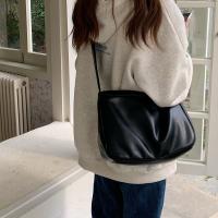 China Large Capacity Zipper Shoulder Bag for Women Soft Leather Messenger Bag 2023 for sale