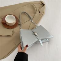 China Custom Logo 2024 Trendy Thick Chain Small Tote Shoulder Bag for Women Handbag 25cm for sale