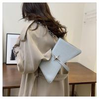 China Custom Logo 2024 Trendy Thick Chain Small Tote Shoulder Bag for Women Handbag 25cm for sale