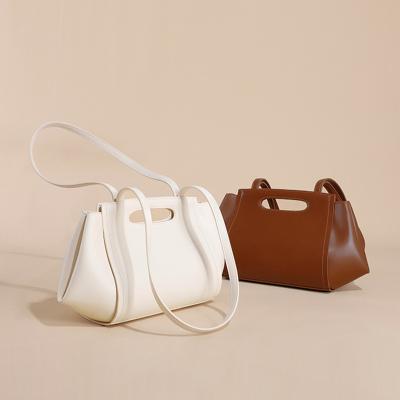 China Low MOQ Mix Models Cowhide Shoulder Bag Niche Design Versatile Armpit Bag for Women 25x15x5cm for sale
