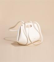 China Low MOQ Mix Models Cowhide Shoulder Bag Niche Design Versatile Armpit Bag for Women 25x15x5cm for sale