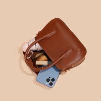 China Lady Trendy Clip Crossbody Shoulder Handbag Leather Hand Bag for Women Luxury Design 2024 for sale