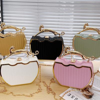 China Fashionable Metal Chain Evening Bags for Women Party Attire Low MOQ Mix Models for sale