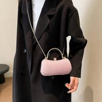 China Women's Golden Chain Shoulder Bag for Evening Events 2023 Trendy Design 30cm Width for sale