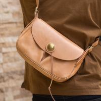 China Handmade Vintage Men's Shoulder Crossbody Bag Vegetable Tanned Leather 30cm for sale