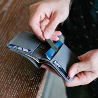 China Men's Genuine Leather Bifold Wallet with RFID Protection Minimalist Credit Card Holder 3 Slot for sale