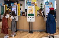 China Capacitive Touch 500cd/m2 Self Service Payment Machine with 32inch touch display For Gas Station for sale