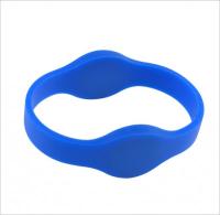 China Two Heads Silicone RFID Wristband IP68 Custom For One Or Two Chips for sale