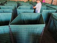 China Galvanized Wire Collapsible Sand Earth Filled Defense Barriers with Non-Woven Geotextile 76.2x76.2mm 100x100mm for sale