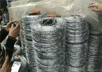 China 50kg Concertina Razor Barbed Wire with 20g Zinc Coating - Multiple Gauge Options from 12*12 to 15-1/2*15-1/2 for sale